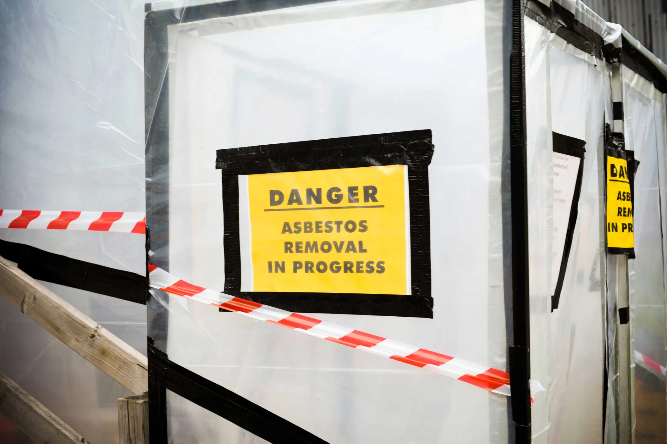 What are the first signs of asbestos exposure